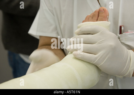 La cheville enflée de femme Photo Stock - Alamy