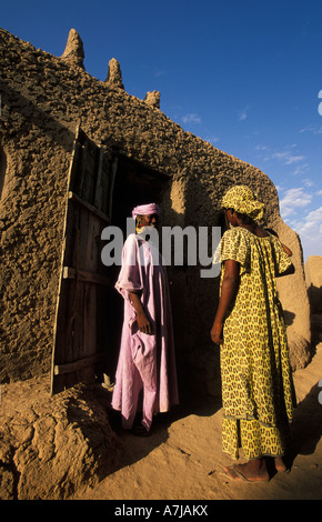 Les femmes Peul Peul ou dans l'entrée d'une traditionnelle maison de ...