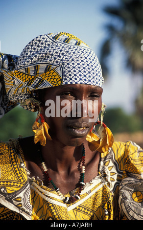 Les Fula (Peul) Femme portant des peuls traditionnels anneaux d'or et ...