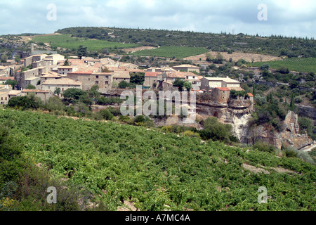 Minerve un magnifique village entouré de vignes dans la région du ...