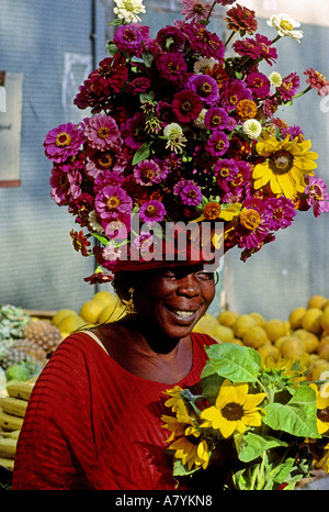 Le Sénégal, région de Dakar, le marché Kermel, femme portant sur la ...