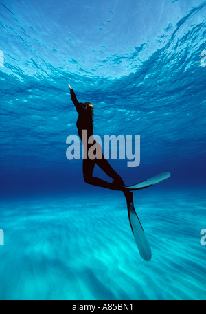 Sous l'ascendant apnéiste Femme Photo Stock - Alamy
