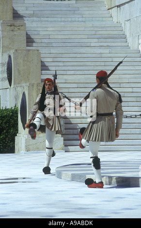 La MODIFICATION DE LA GARDE D'HONNEUR EVZON Tombeau du Soldat inconnu ...