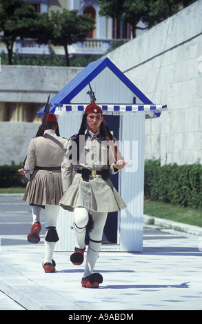 La MODIFICATION DE LA GARDE D'HONNEUR EVZON Tombeau du Soldat inconnu ...