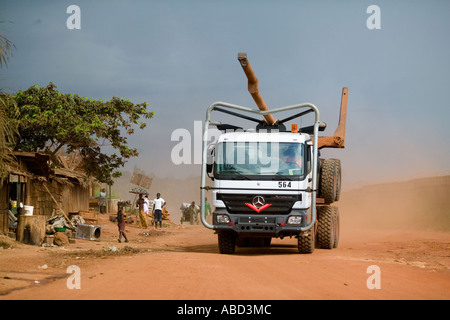 Afrique Congo Logging Truck Camion Route Pointe-Noire Photo Stock - Alamy