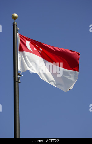 Drapeau national de Singapour : bande rouge avec croissant de lune et ...