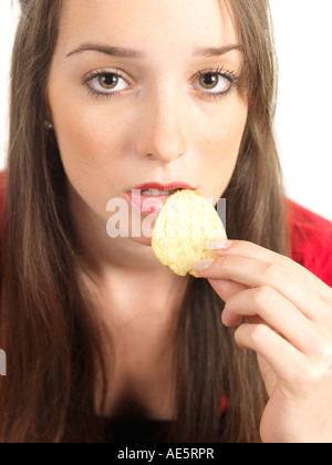 Teenage girl eating chips model publié Photo Stock - Alamy