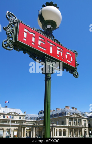 La station de métro Louvre Rivoli à Paris Photo Stock - Alamy