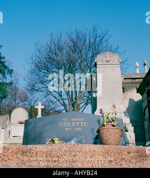 La tombe de Colette au cimetière du Père-Lachaise à Paris Photo Stock ...