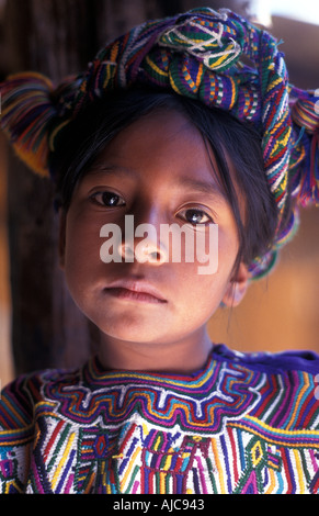 Portrait d'une jeune fille Maya Ixil en brocart portant la robe typique ...