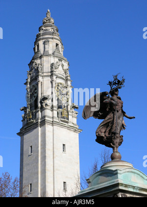 Ville de Cardiff des bâtiments municipaux ornate clock tower capitale ...