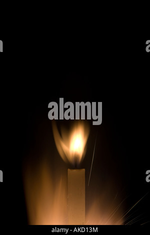 Un cierge allumé allumé dans le noir Photo Stock - Alamy
