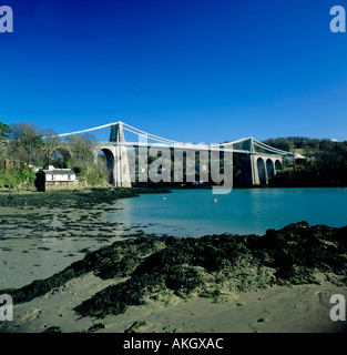 Vue sur le pont suspendu de Menai au-dessus du détroit de Menai entre l ...