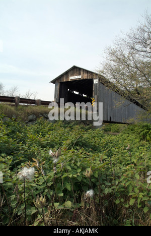 Monter le pont couvert de l'Orne au cours de l'automne, traverse la ...