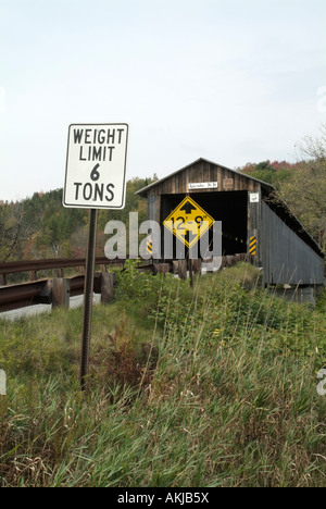 Monter le pont couvert de l'Orne au cours de l'automne, traverse la ...