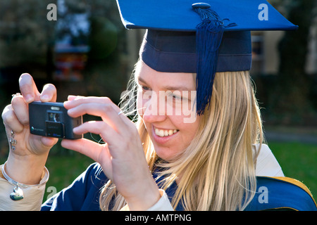Une jeune femme diplômée infirmière utilise son téléphone POUR PRENDRE ...