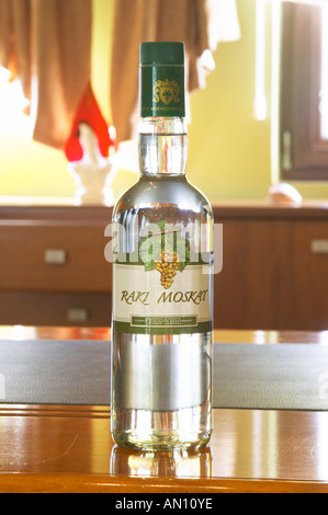Une bouteille de Raki Raki, Moskat grappa est un type d'esprit de ...