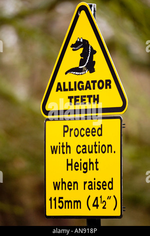 Panneau indiquant Alligator Teeth Traffic Control System ou Traffic ...