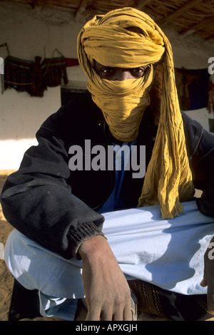 La Libye. Ghat, le désert du Sahara. L'homme de tribu touareg vêtu du ...