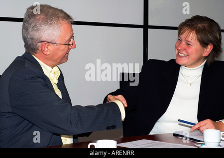 Conclure une transaction réussie avec une poignée de main. Contrat ...