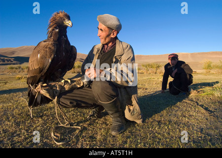 Un aigle hunter son aigle trains et enseigne à son fils l'ancien sport ...