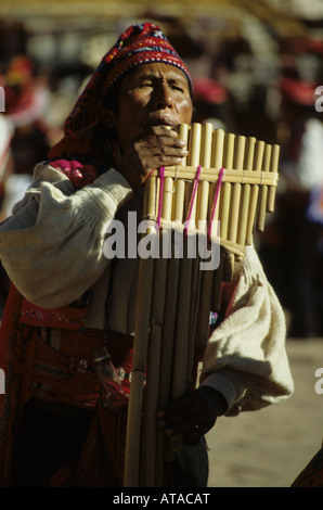 Les indiens Quechua indigènes jouant la flûte à Cuzco, Pérou Photo ...