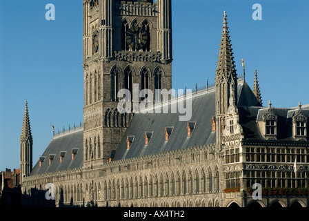 La re-construit Cloth Hall qui abrite le Musée Flanders Fields à Ieper ...