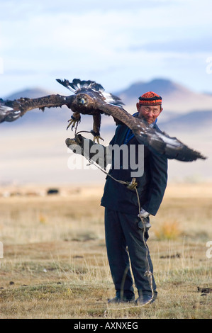 Un aigle hunter se prépare à démontrer son eagle pour les spectateurs ...