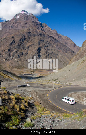 Sur les routes les camions de route en lacet dans la cordillère des ...