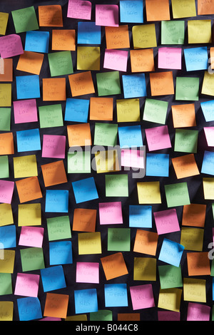 Mur avec des notes autocollantes colorées Photo Stock - Alamy