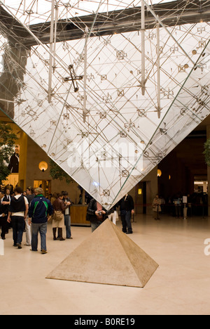 La Pyramide inversée à Paris, France - puits de lumière moderne en ...
