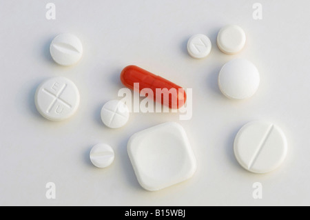 Beaucoup de pilules blanches et une rouge Photo Stock - Alamy