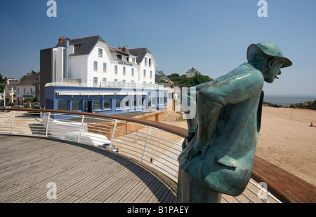 Hôtel de la plage et de la statue de Monsieur Hulot, / Jacques Tati à ...