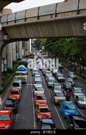 C'est une photo de l'embouteillage dans les rues de Bangkok. Ils sont ...