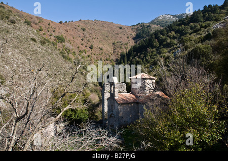 L'église fortifiée et Agios Samouli monastère, près de Saidona ...