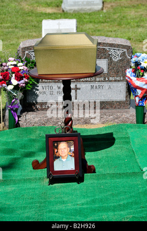 Cendres du défunt mari et père avant l'inhumation dans un cimetière ...