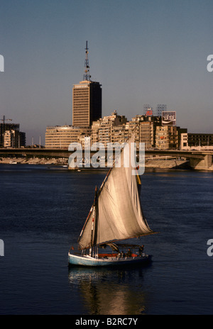 Egypte Le Caire voilier felouque sur le Nil à l'aube Photo Stock - Alamy