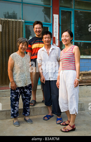 Fille de paysan moderne à la maison de village, comté de Datianzhuang ...