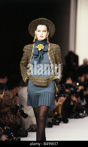 Mode, années 1990, mannequin, demi-longueur, costume rouge, passerelle ...