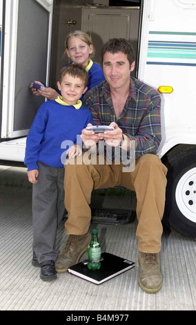 10 ans Charlotte Lucy Redpath et 6 ans Thomas Byrne Sam vous détendre dans leur caravane jouant ...