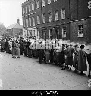 Crise de Suez 1956 Foule à l'extérieur au cours de la Lancaster House ...