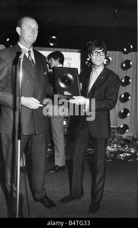 Cliff Richard et les Shadows célèbrent leur dixième anniversaire ...