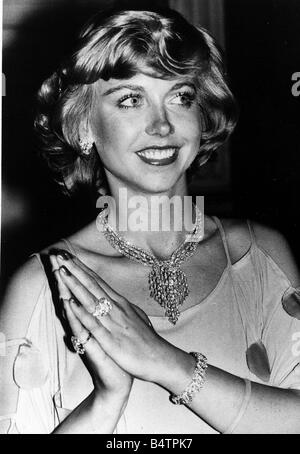 Davina Sheffield portant des diamants à l'activité de bienfaisance 1977 ...