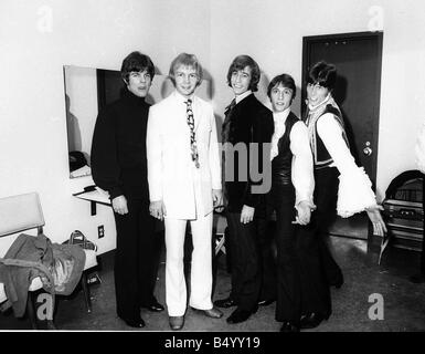 Le groupe pop 1968 Bee Gees Robin Gibb 18 épouse Molly 21 Hullis à ...