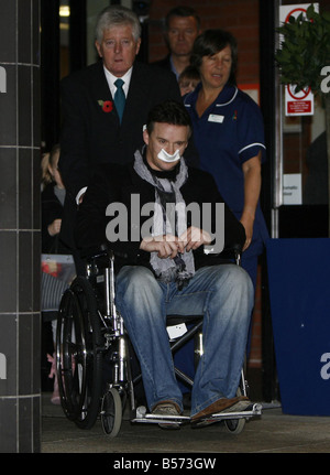 Russell Watson quitte l'hôpital Alexandra Cheadle avec ses filles ...