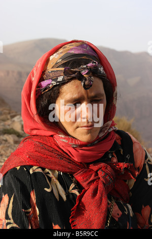 Femme berbère nomade en costume traditionnel élevé dans les montagnes ...