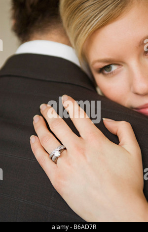 Une épouse épouse son mari Photo Stock - Alamy