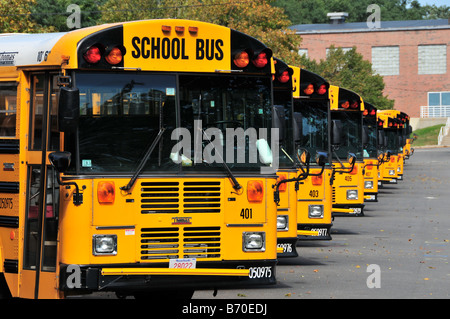 Une ligne de bus scolaire jaune garée dans une petite rue à Manhattan ...