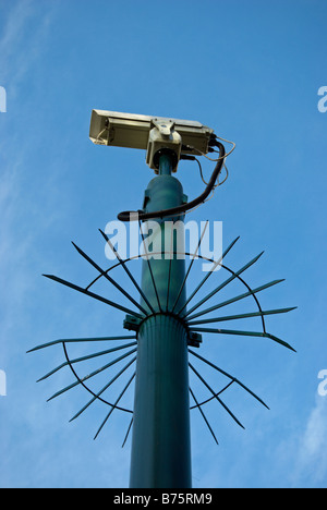 Caméra de surveillance sur un poteau avec anti-monter des pointes, sur ...