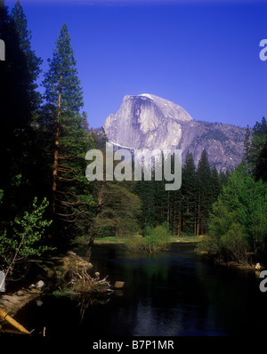 La Merced River fonctionnant par les beaux paysages du parc national de ...